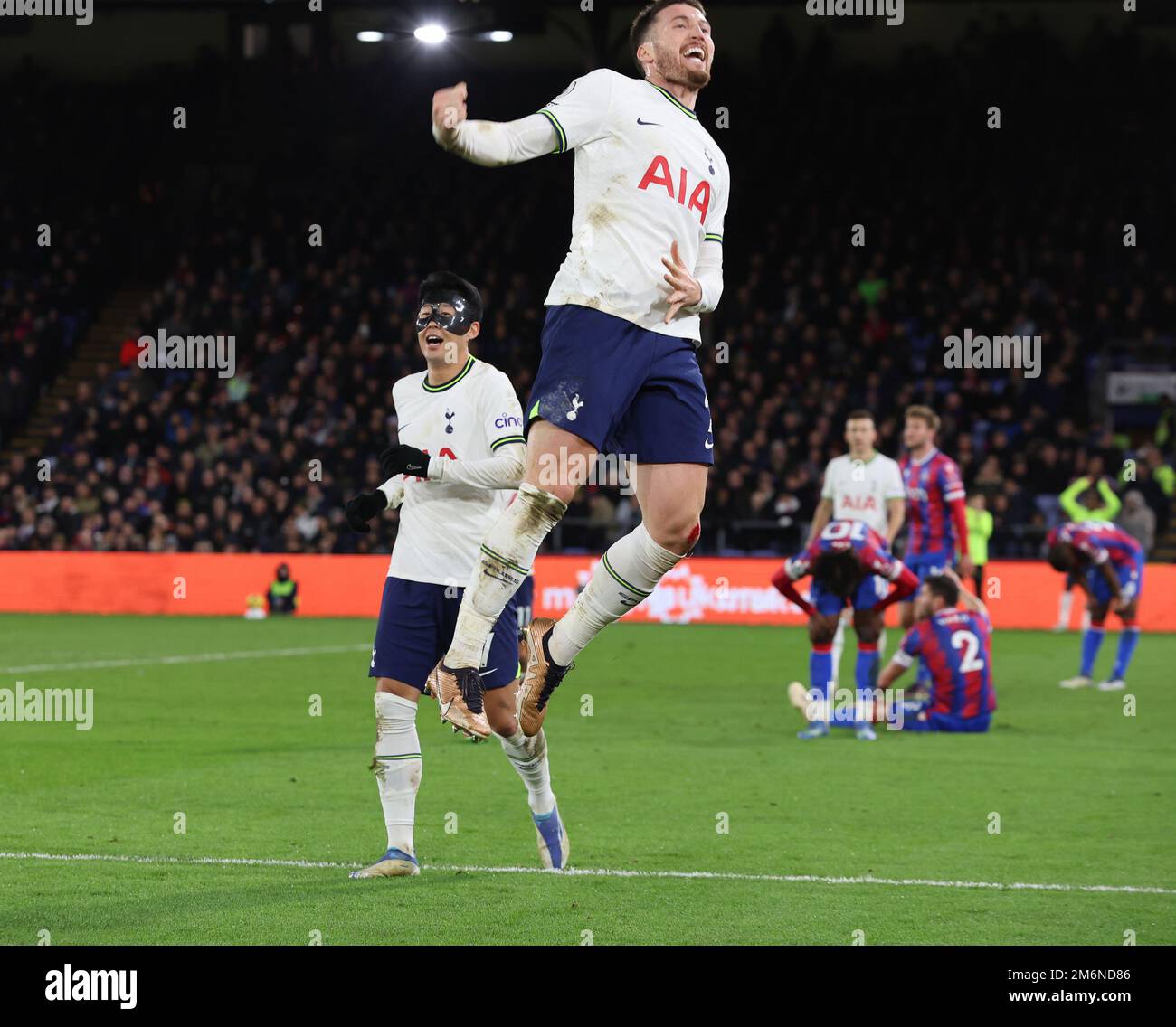 London ENGLAND - January 04:Tottenham Hotspur's Matt Doherty celebrates ...