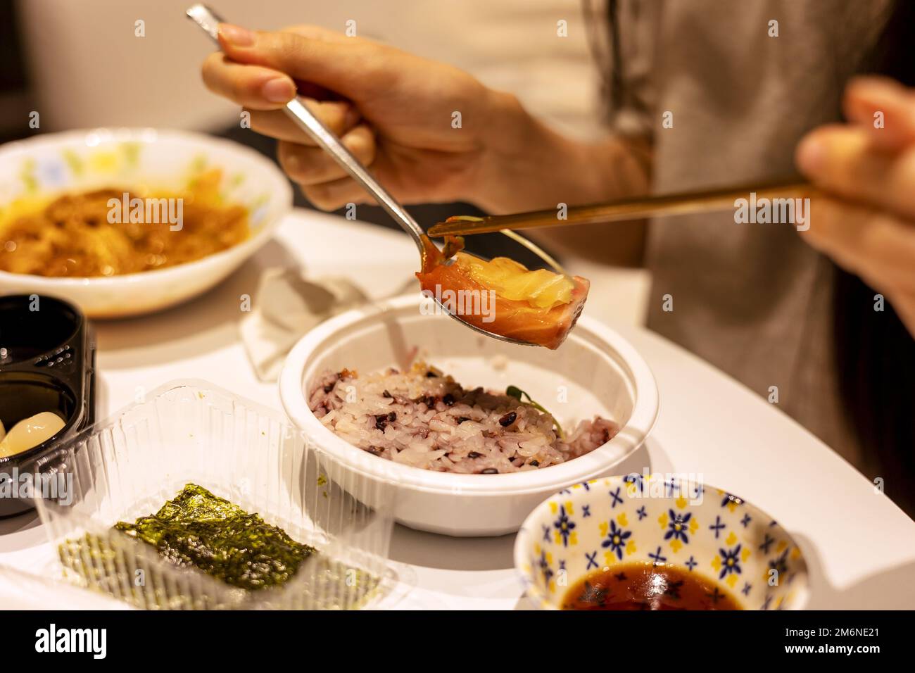 Eating seafood with korean rice and gim Stock Photo - Alamy