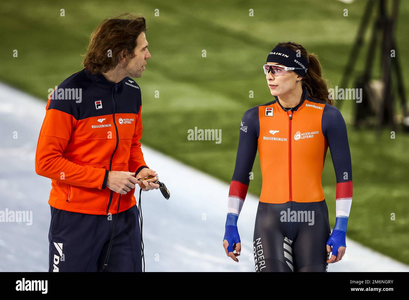 HAMAR - Coach Gerard van Velde, Femke Kok (lr) during a training in the Vikingskipet ice stadium ...