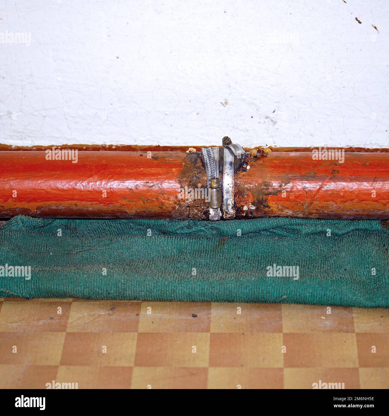 Clamp patch on a leaking water pipe. Selective focus Stock Photo - Alamy