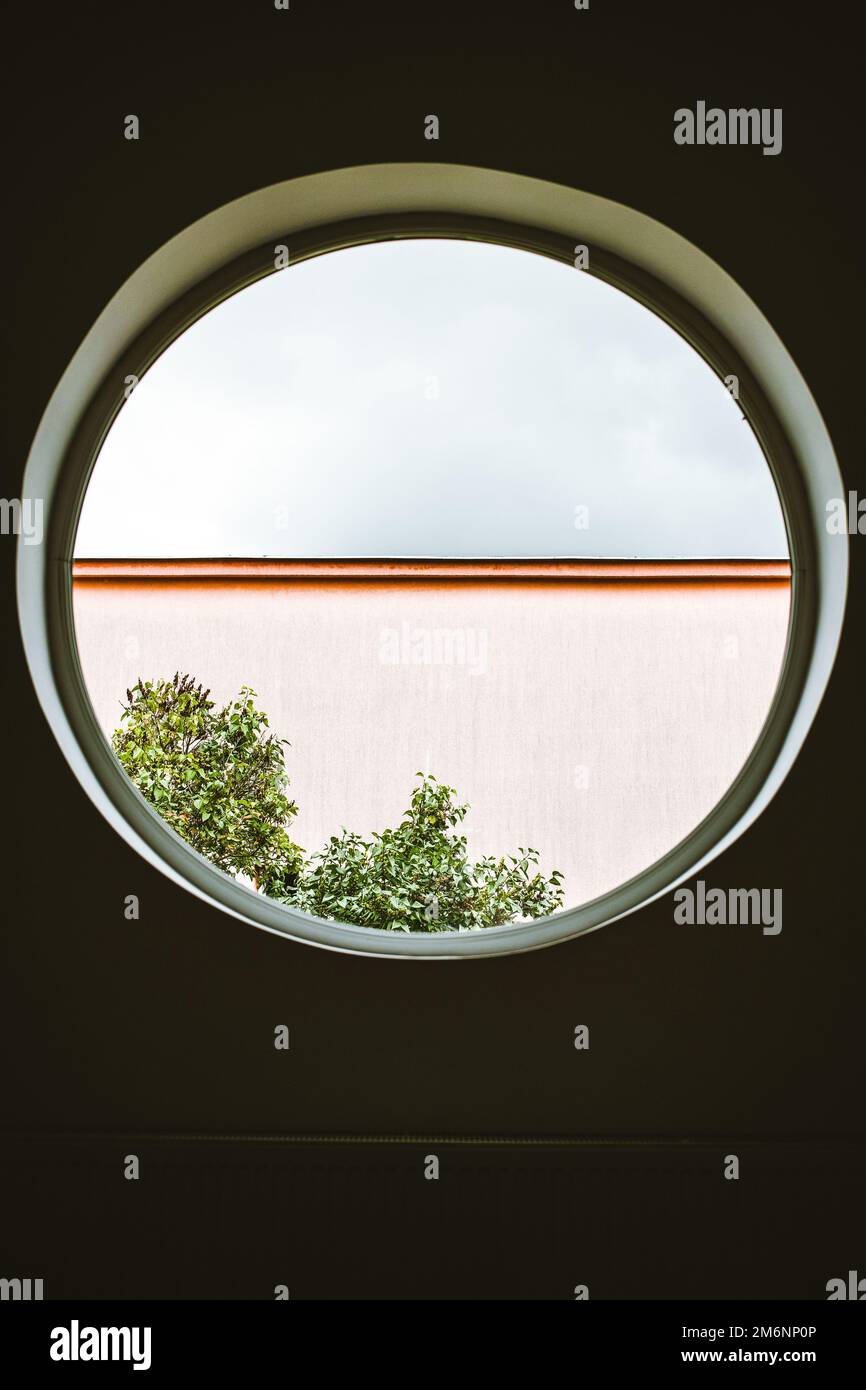Japanese round window hi-res stock photography and images - Alamy
