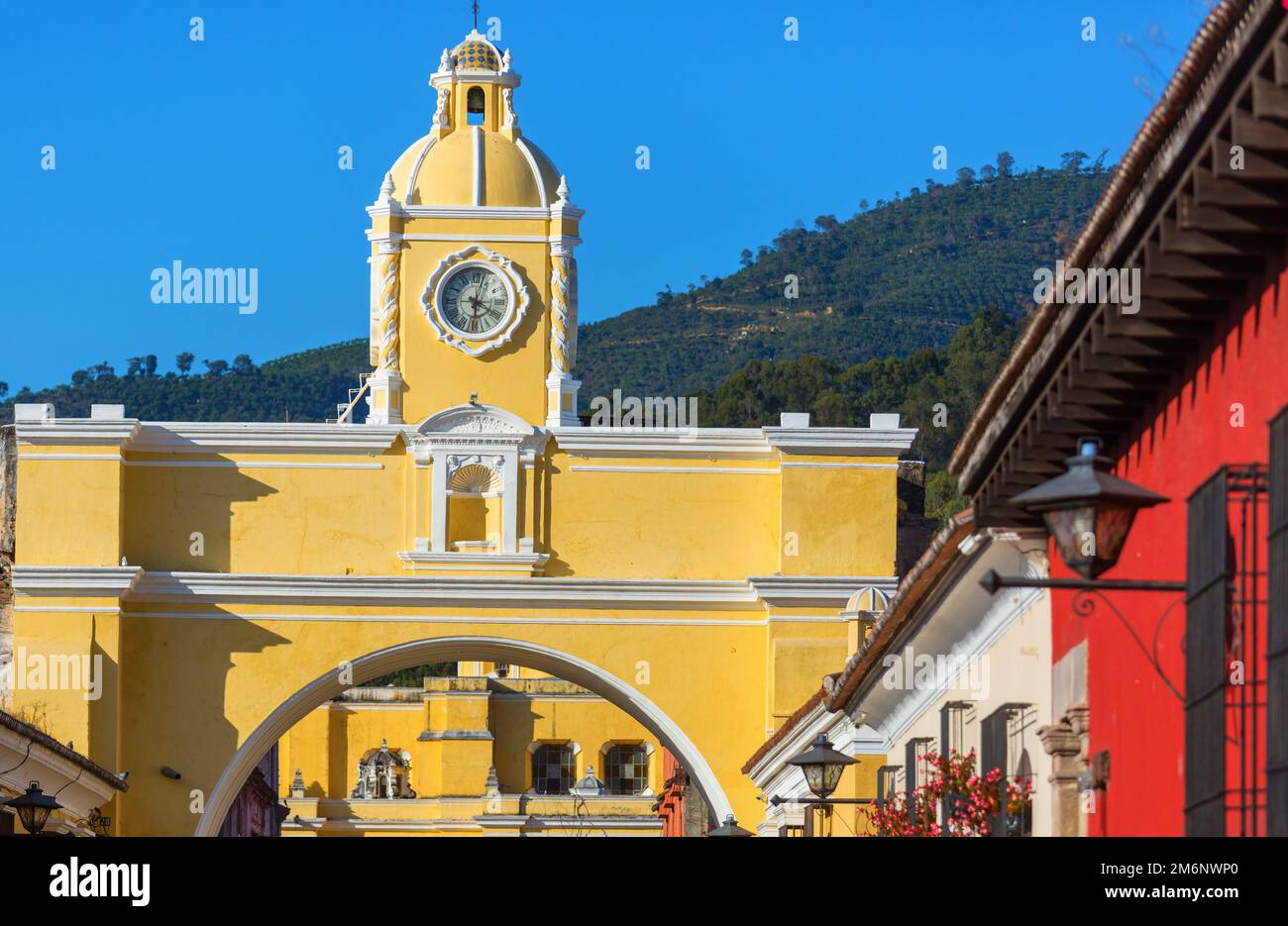 Antigua guatemala street night colonial hi-res stock photography and ...