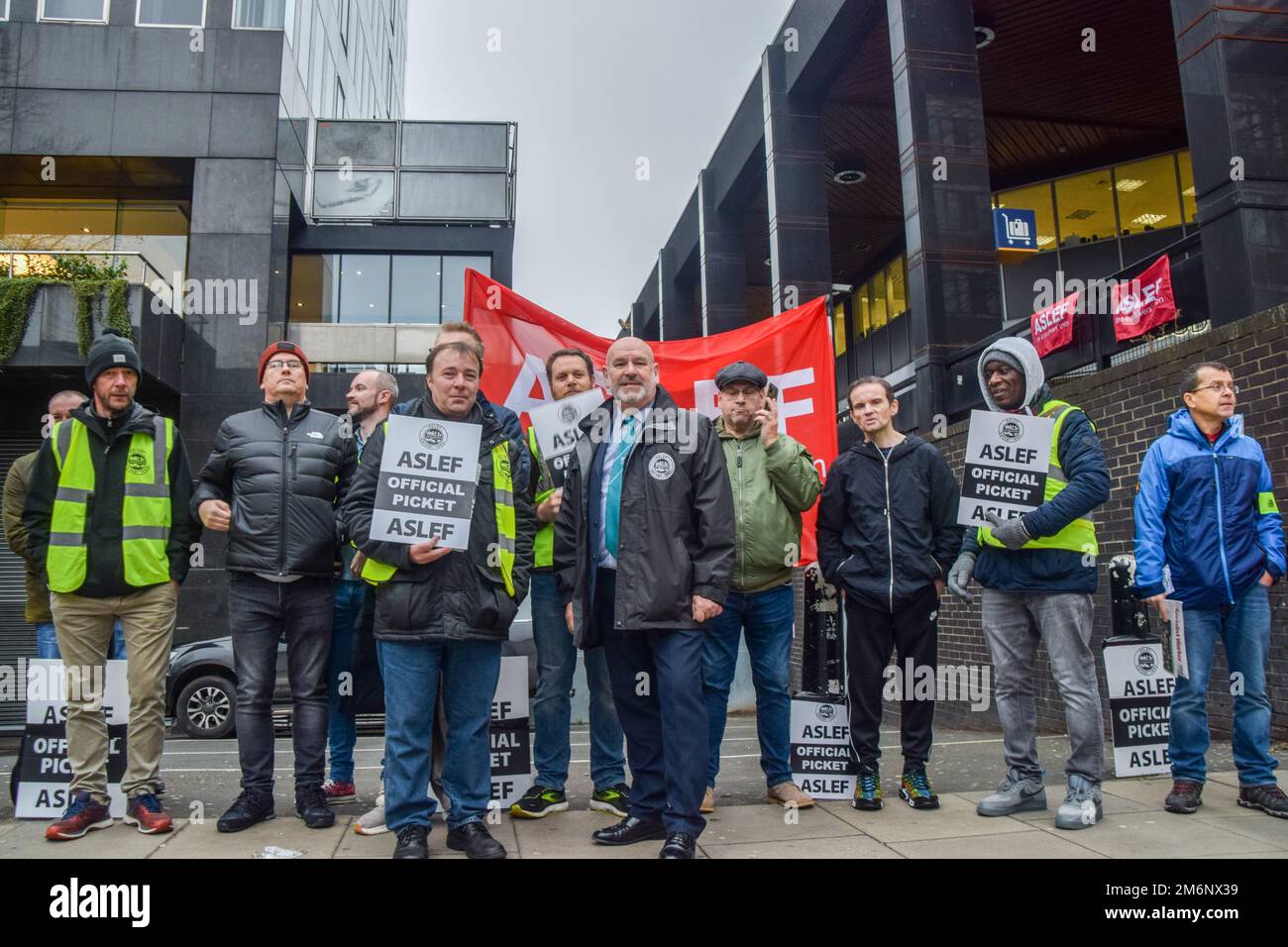 London, UK. 05th Jan, 2023. Mick Whelan (C), general secretary of ASLEF ...