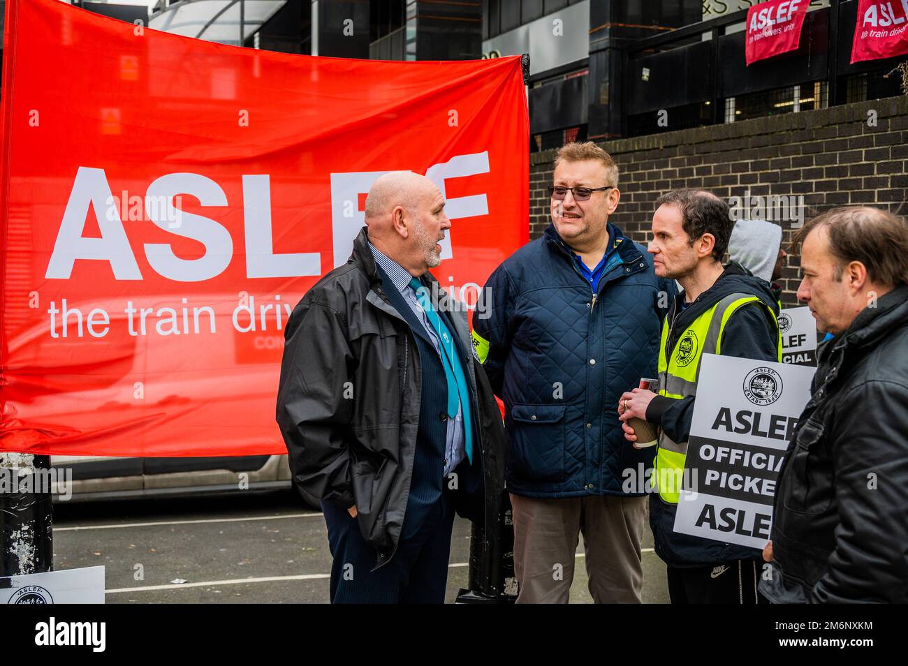 London, UK. 5th Jan, 2023. Mick Whelan, General Secretary of ASLEF ...