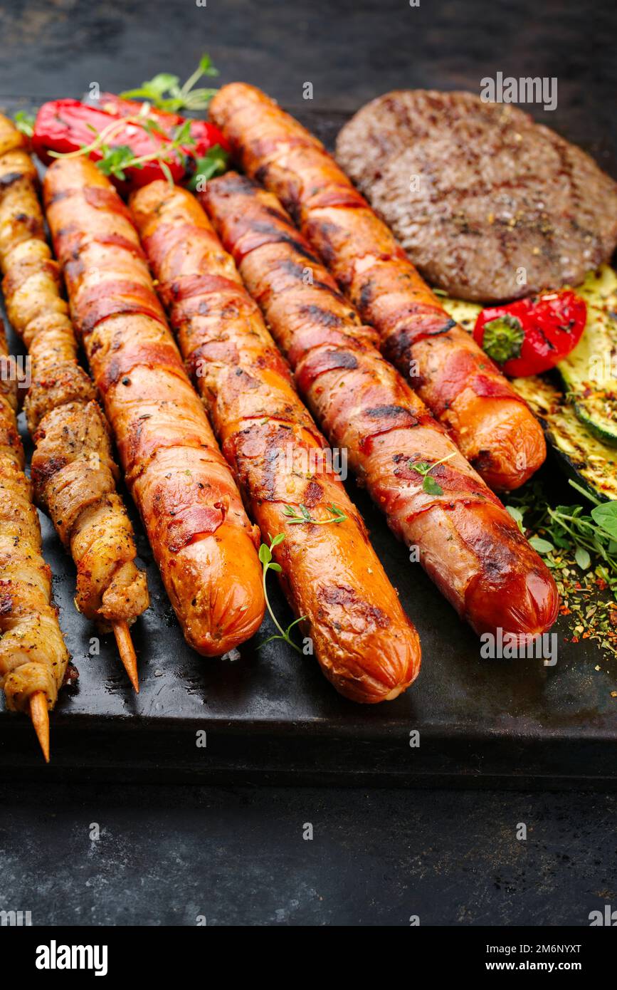 Traditional grill platter with bratwurst Stock Photo - Alamy