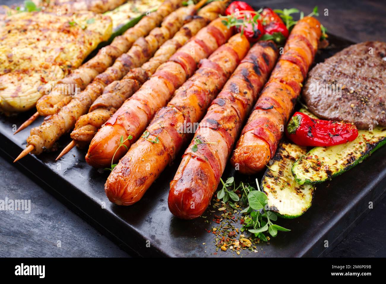 Traditional grill platter with bratwurst Stock Photo - Alamy