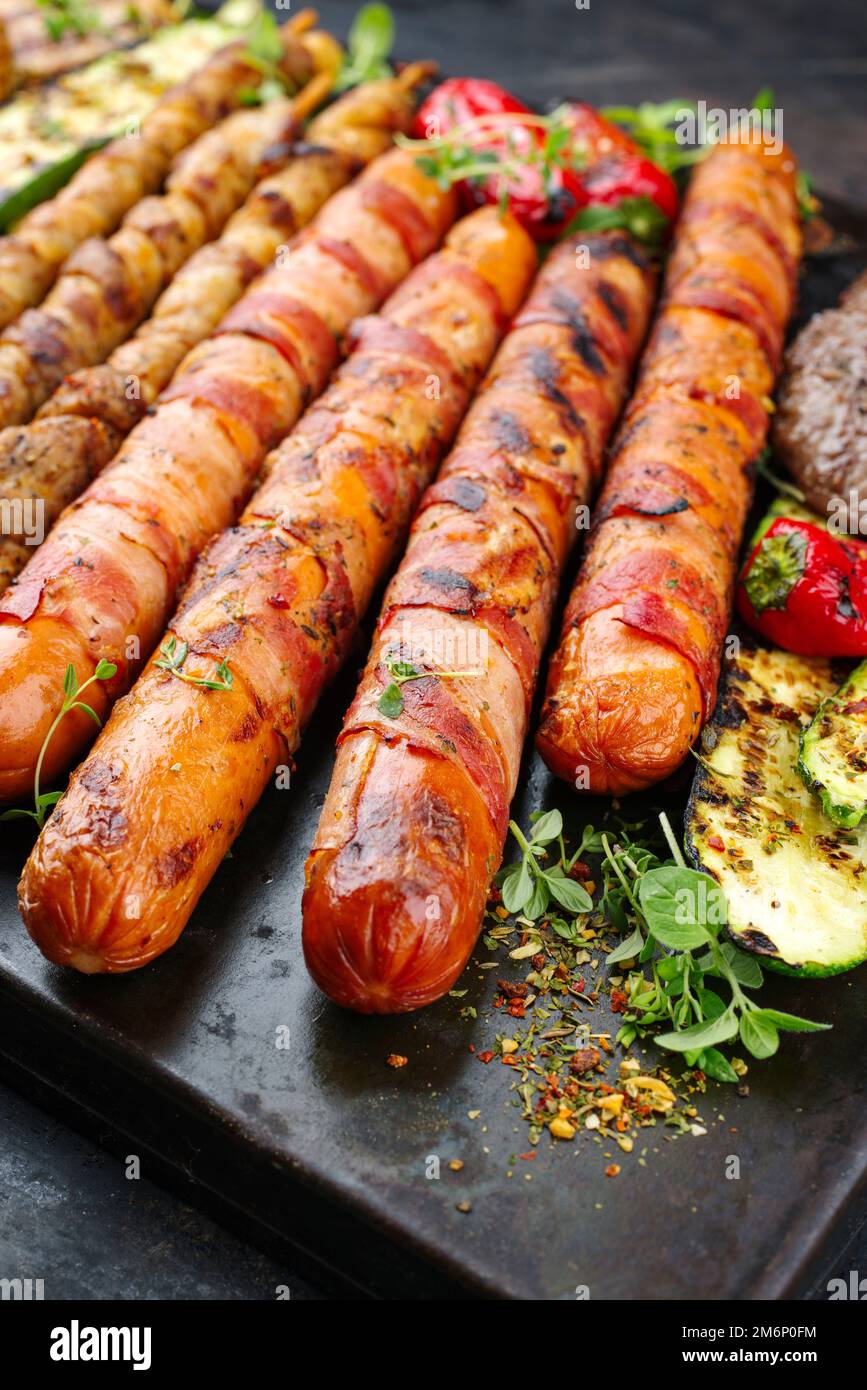 Traditional grill platter with bratwurst Stock Photo - Alamy