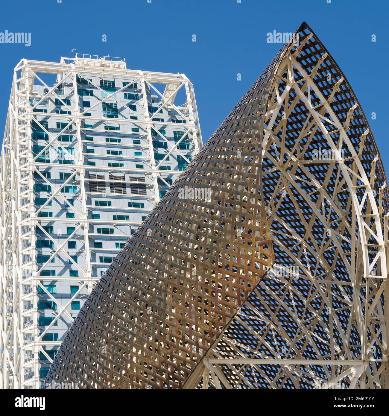 Fish sculpture by Frank Gehry and Arts Hotel, Barceloneta beach ...