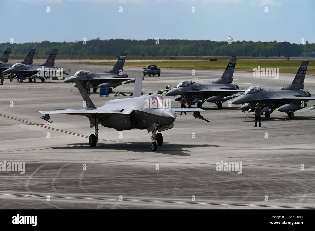 A U.S. Air Force F-22 Raptor from the 325th Fighter Wing, Tyndall Air ...