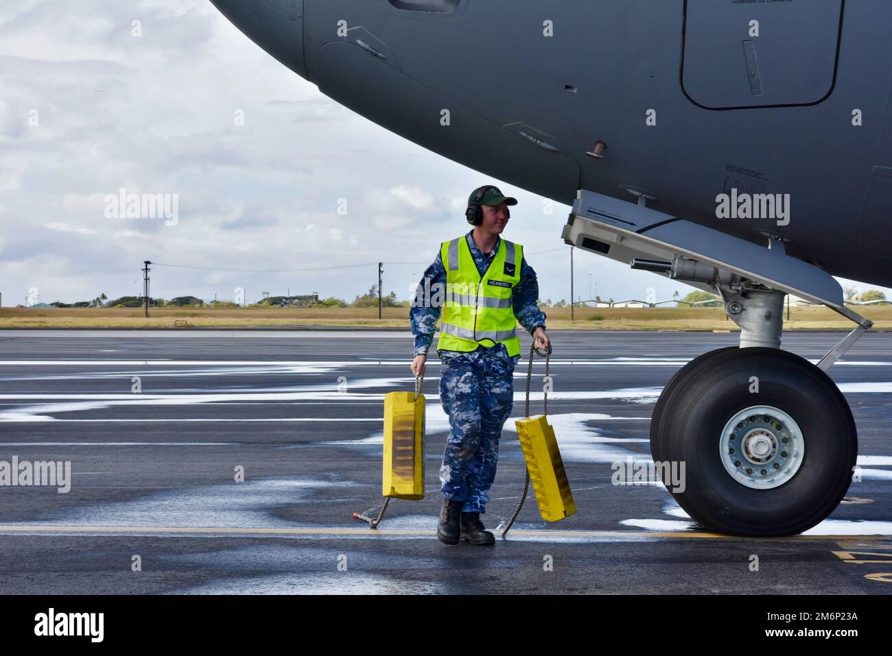 Aircraft chocks hi-res stock photography and images - Alamy