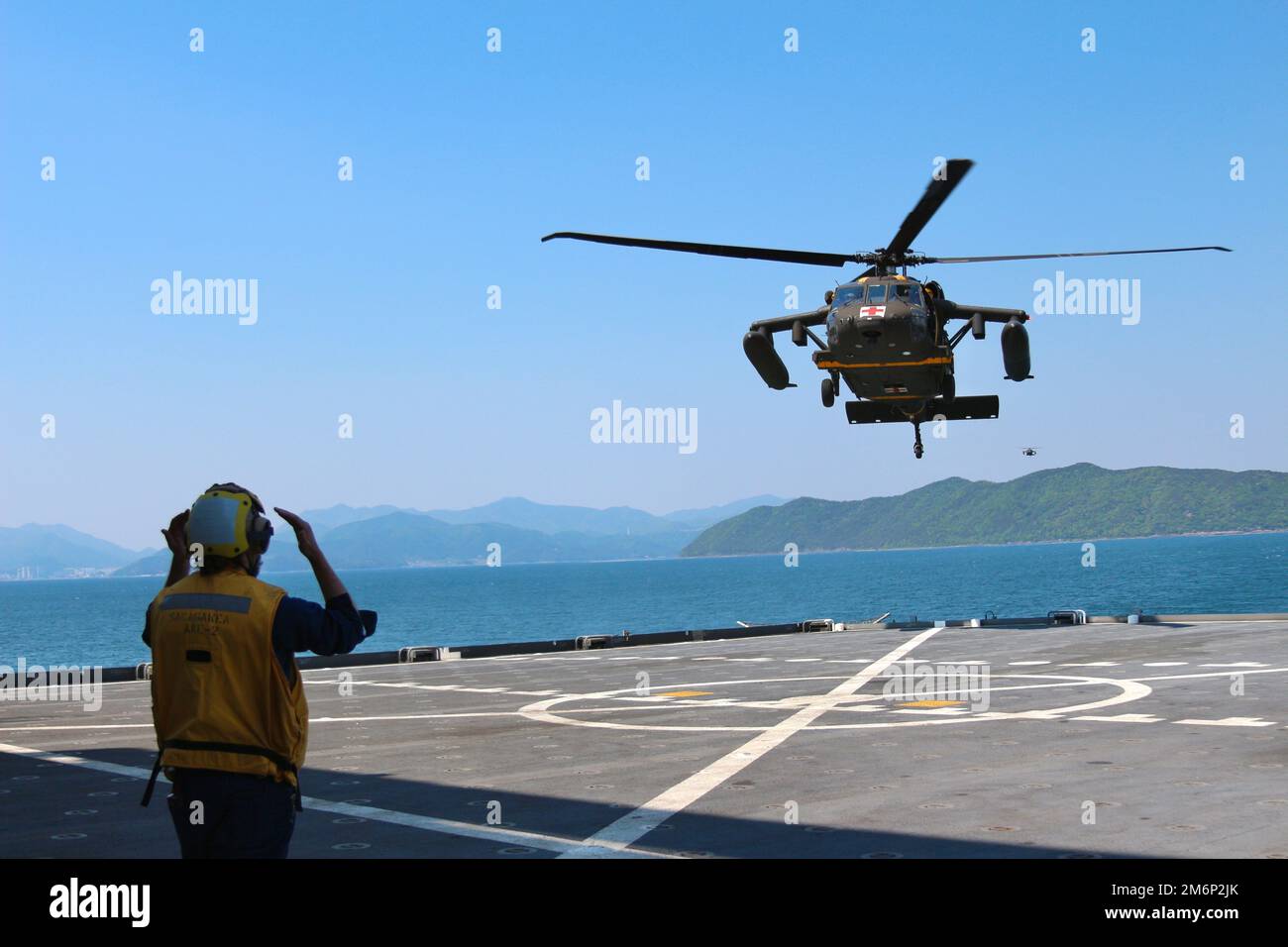 Pilots from 3-2 General Support Aviation Battalion conduct deck landing ...