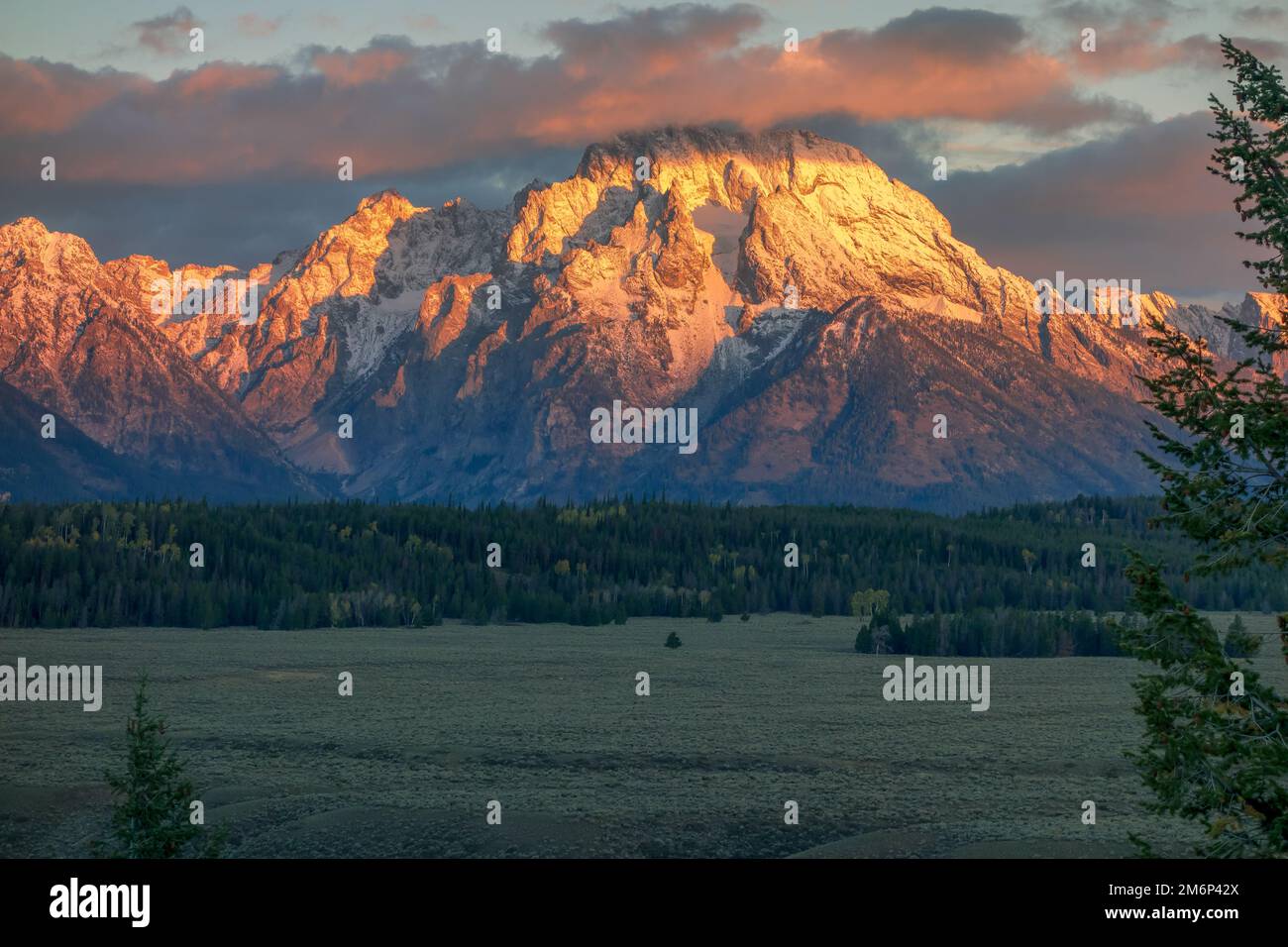 View of the Grand Teton mountain range from the Snake River Overlook ...