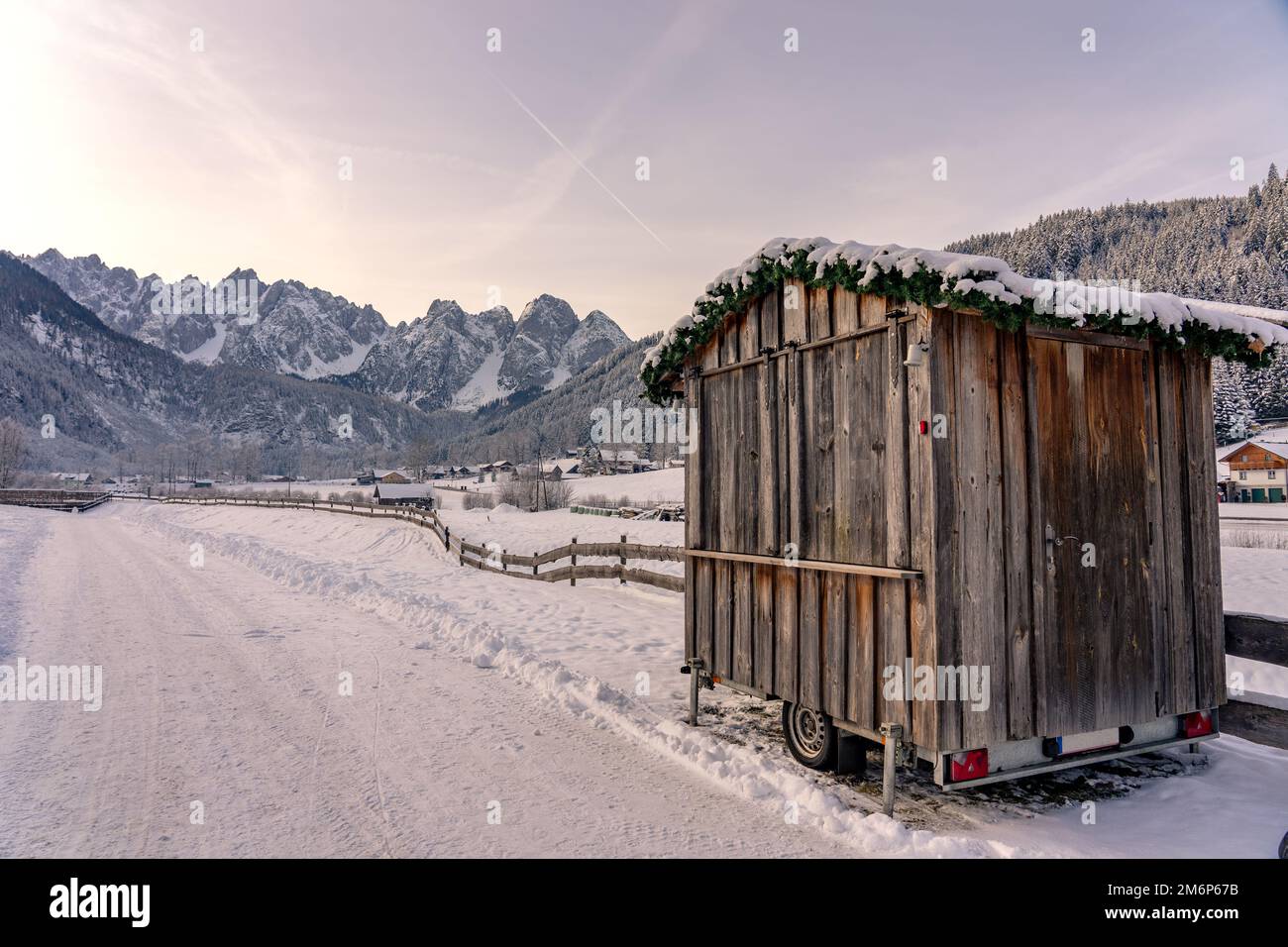 wooden gluhwein cabin next to the Dachstein mountins in Gosau Stock ...