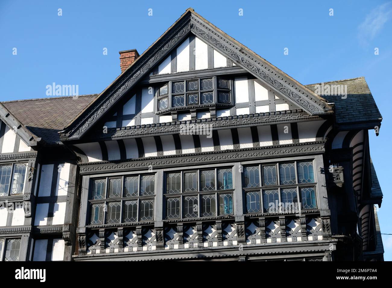 Tudor revival houses hi-res stock photography and images - Alamy