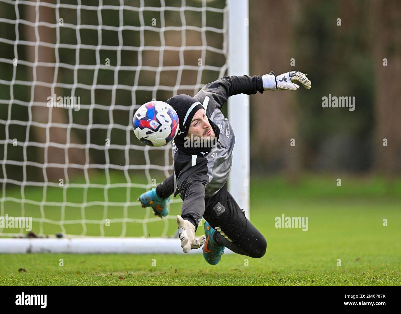 Goalkeeper callum burton hi-res stock photography and images - Alamy