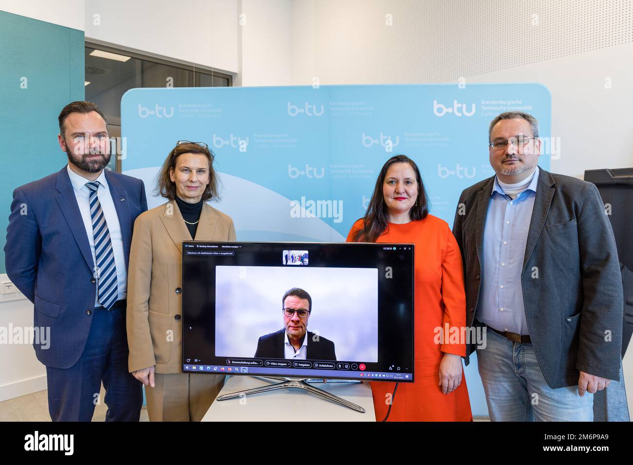 05 January 2023, Brandenburg, Cottbus: Holger Seidlitz (l-r), Project Manager SpreeTec neXt ...