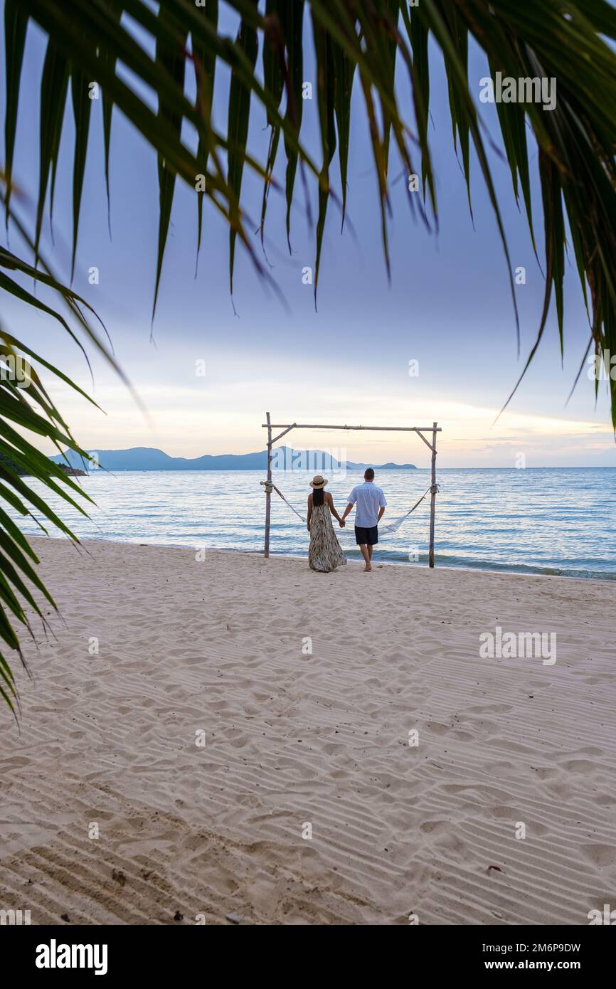 Women and man walking on a beach hi-res stock photography and images ...