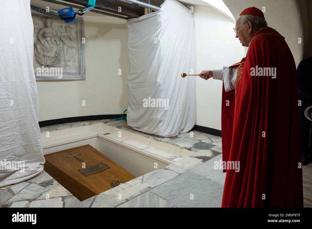 Burial of the body of the pope emeritus hi-res stock photography and ...