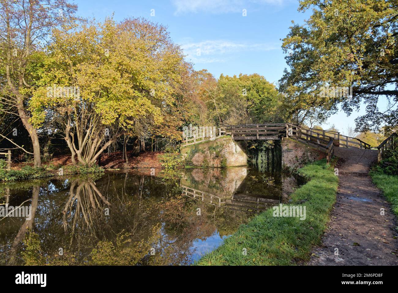 Dodd's Bridge on the River Wey navigation canal Byfleet, on a sunny ...