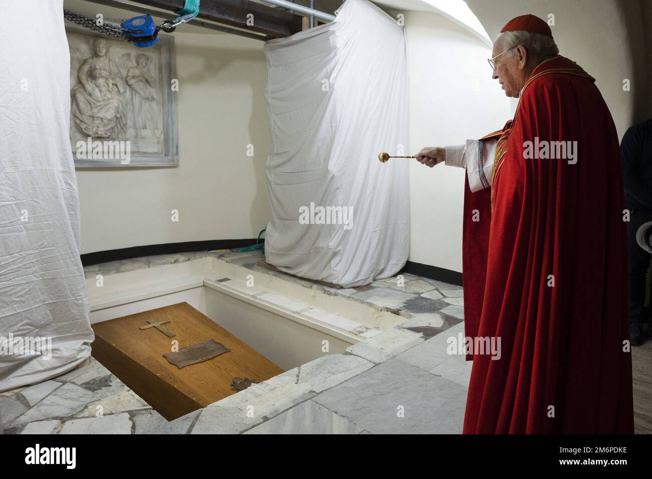 The coffin of Pope Emeritus Benedict XVI is buried in the Vatican ...