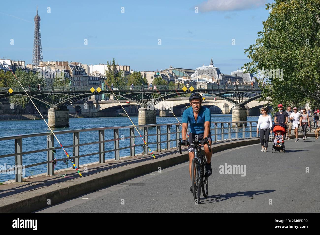 France, Paris, People jogging along the Seine river banks Photo © Fabio ...