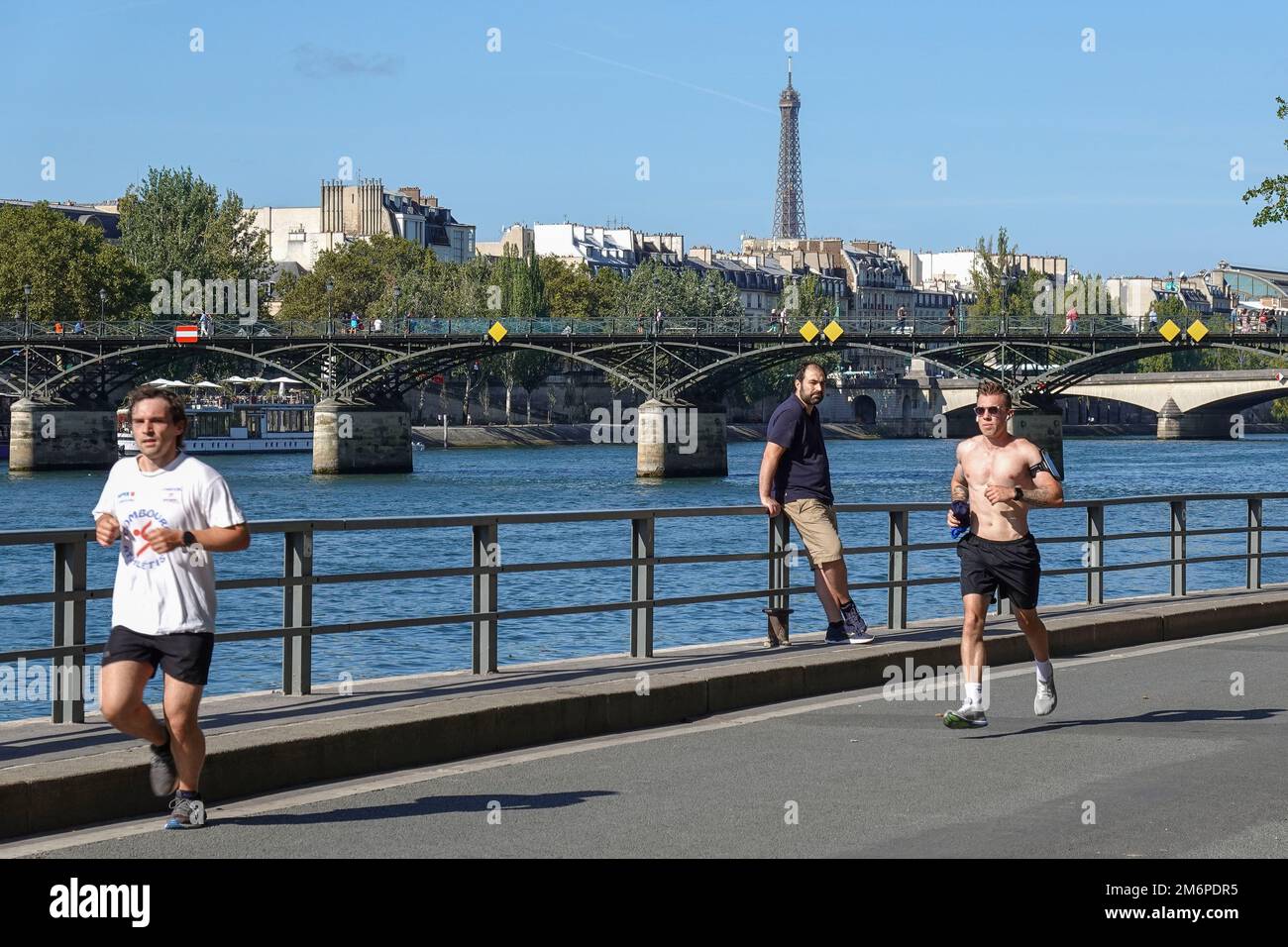 France, Paris, People jogging along the Seine river banks Photo © Fabio ...