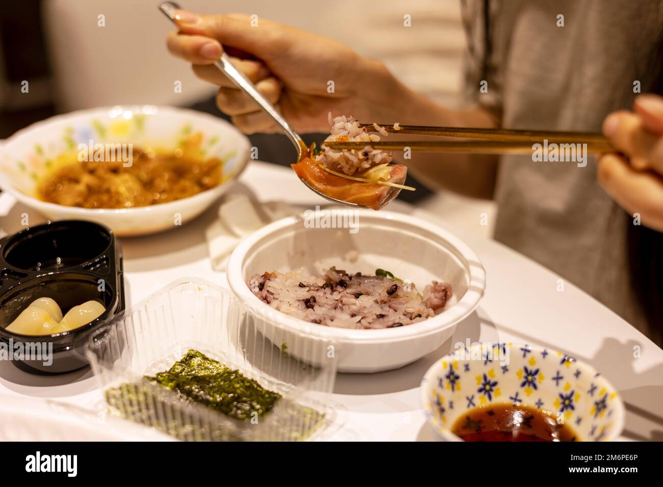 Eating seafood with korean rice and gim Stock Photo - Alamy