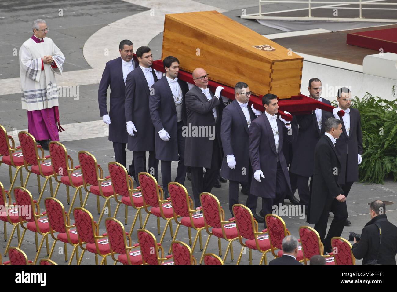 Vatican. 05th Jan, 2023. Pallbearers carry the coffin of Pope Benedict ...