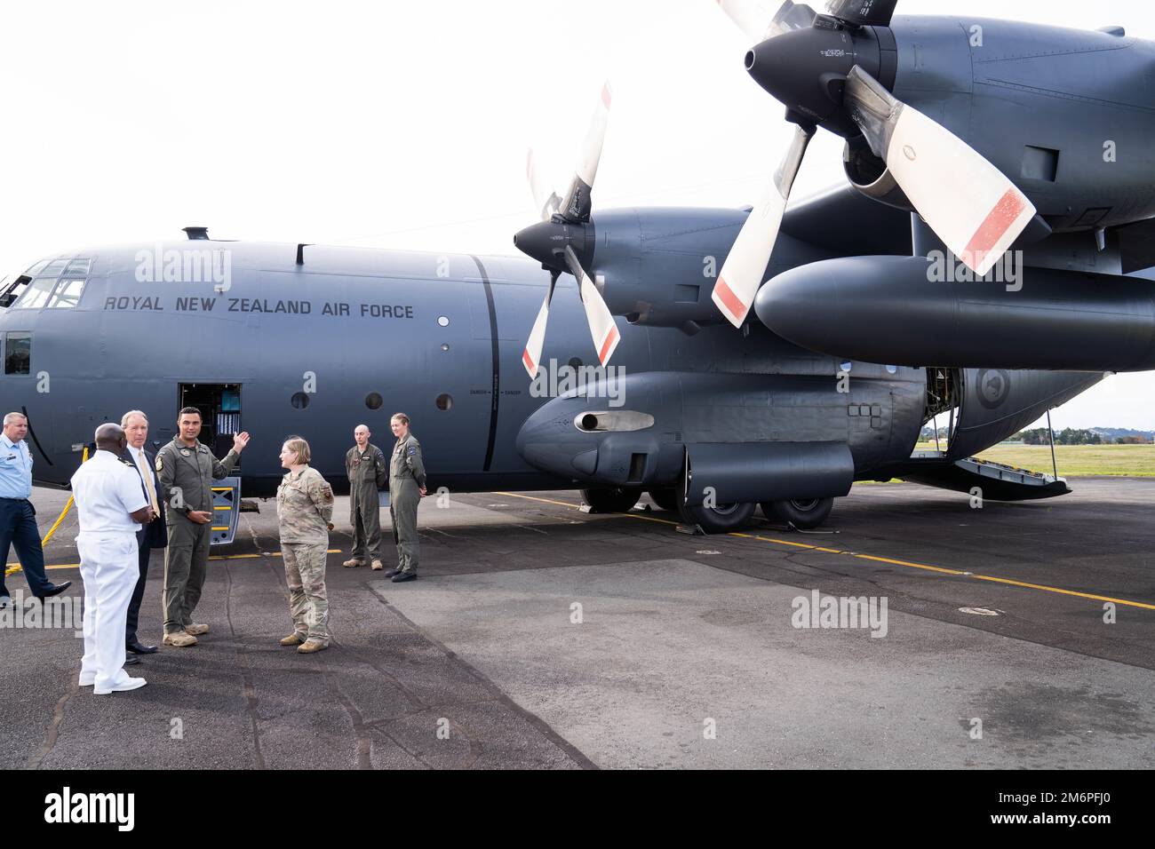 Tom Udall, U.S. Ambassador to New Zealand, is briefed on capabilities ...