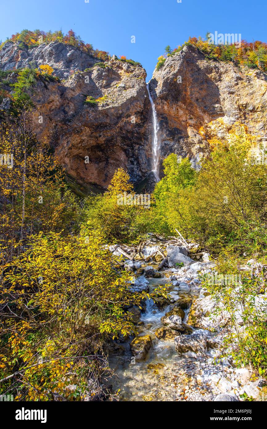 Falls falls from a steep ledge Stock Photo - Alamy