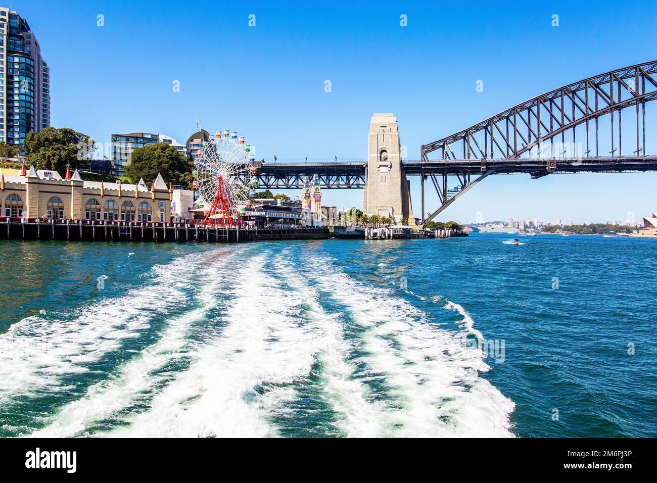 Tourist boat on ocean hi-res stock photography and images - Alamy