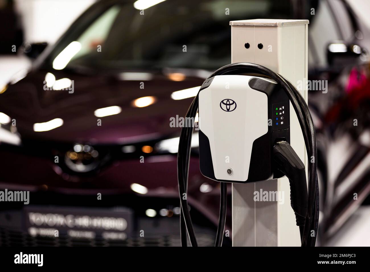 Toyota fuel cell engine hi-res stock photography and images - Alamy