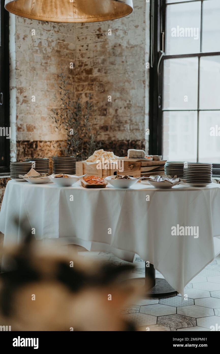 simple beautiful wedding table setup Stock Photo - Alamy