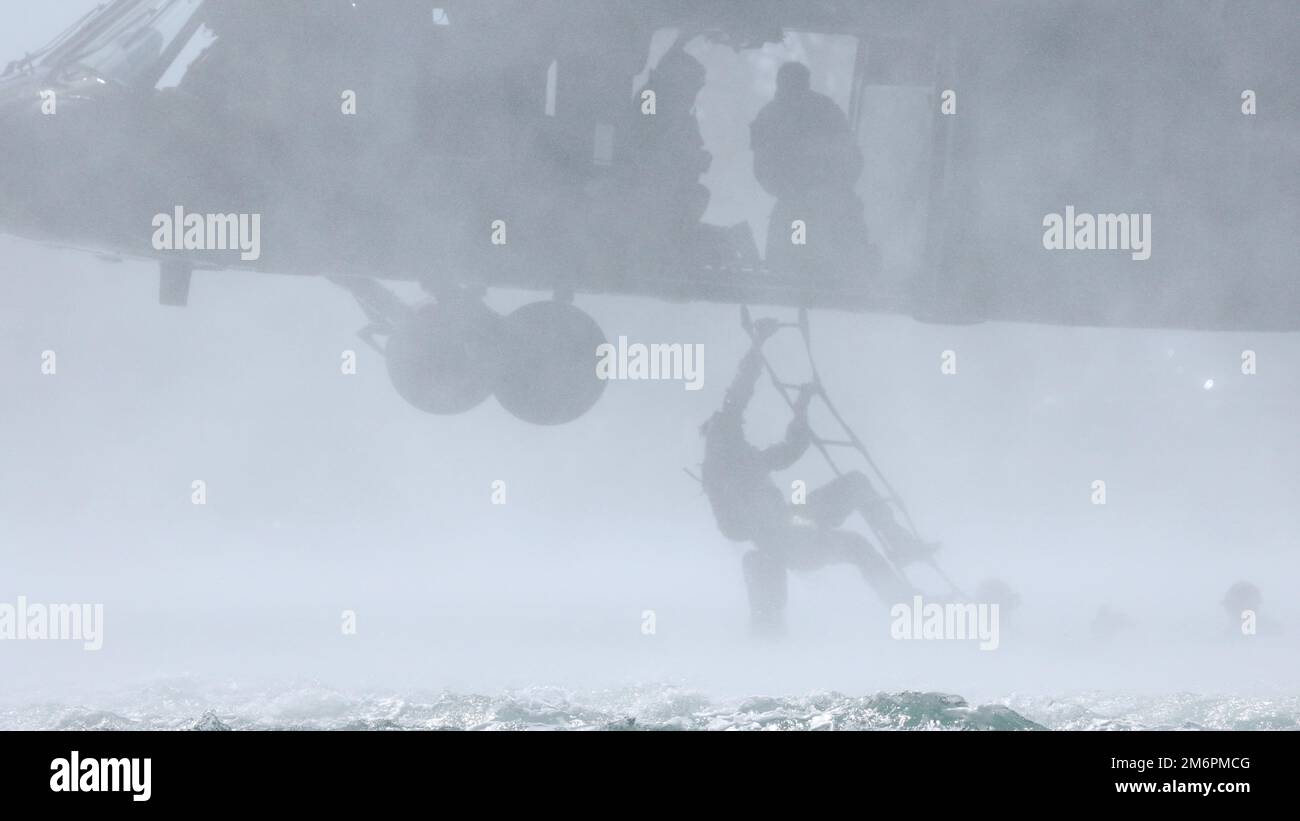 A Green Beret with 2nd Battalion, 10th Special Forces Group (Airborne ...