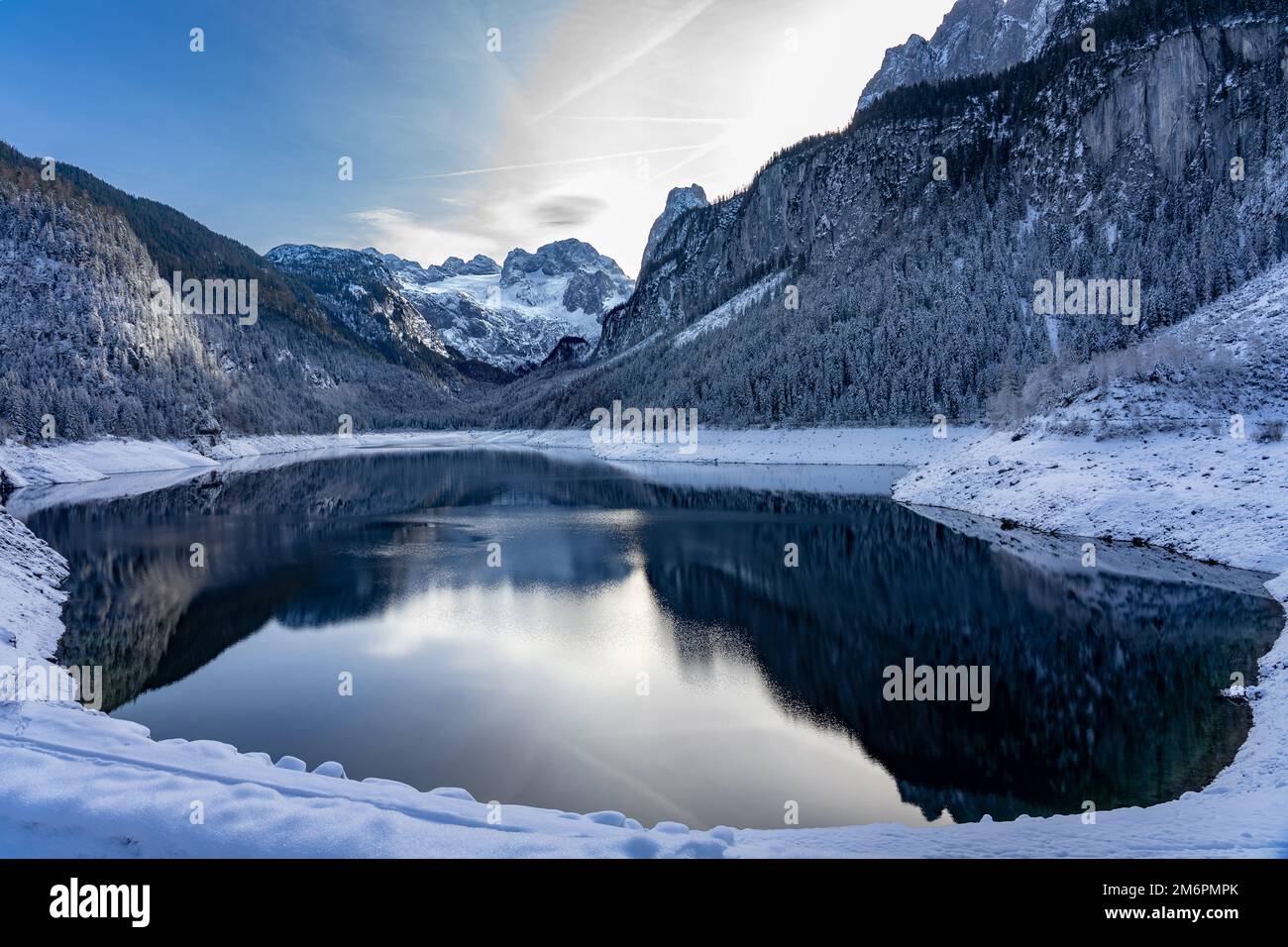 Beautiful snowy winter landscape with Dachstein mountain and Gosausee ...