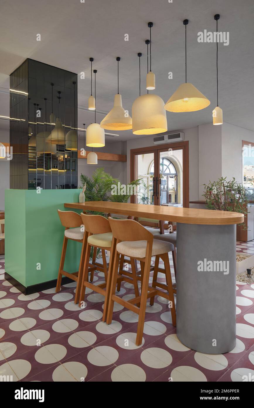 Coffee shop tables and chairs hi-res stock photography and images - Alamy