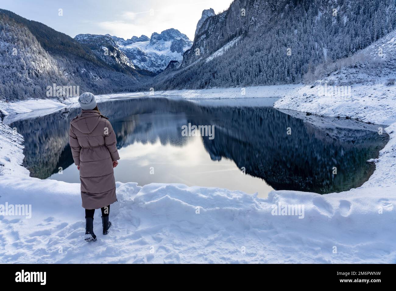 Beautiful snowy winter landscape with Dachstein mountain and Gosausee ...