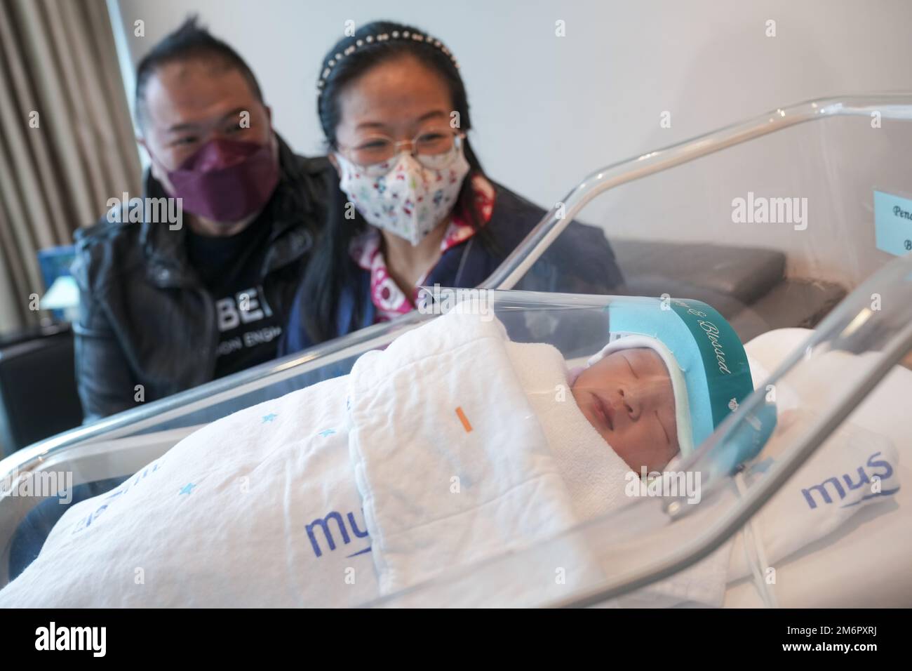 Roy Chan Ka-wing (L) and Fiona Chiu Sin-ting (C) gave birth to a baby ...