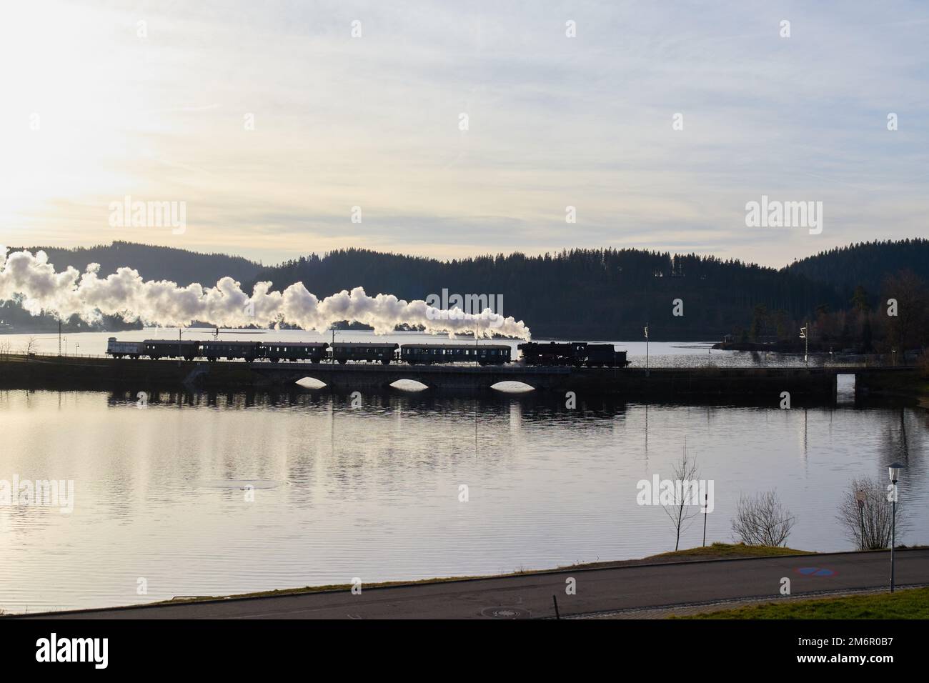 Dampflok mit historischem Zug am Schluchsee (Schwarzwald), 01.01.2023 ...
