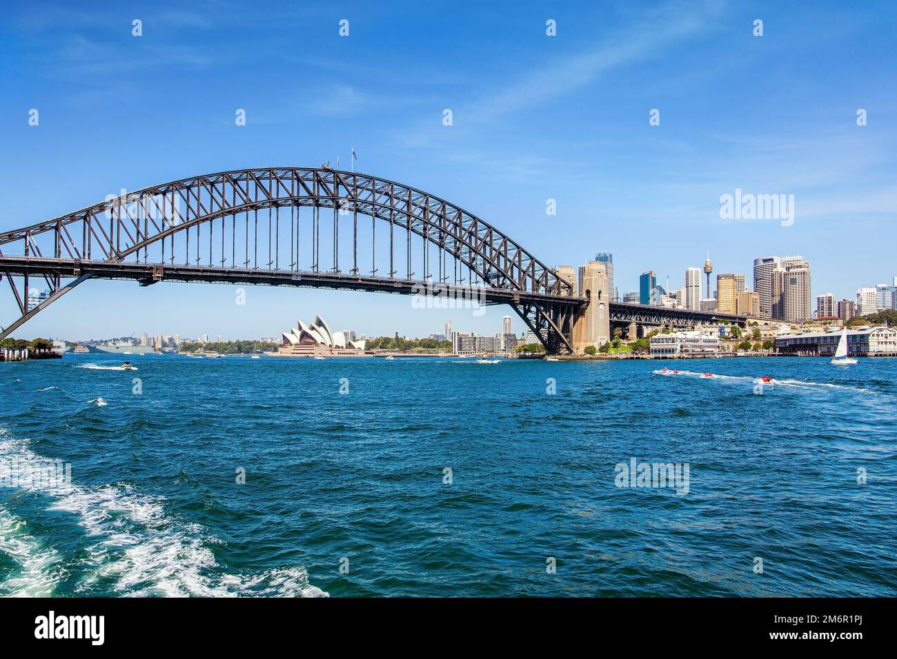 City skyline and sydney harbor bridge hi-res stock photography and ...