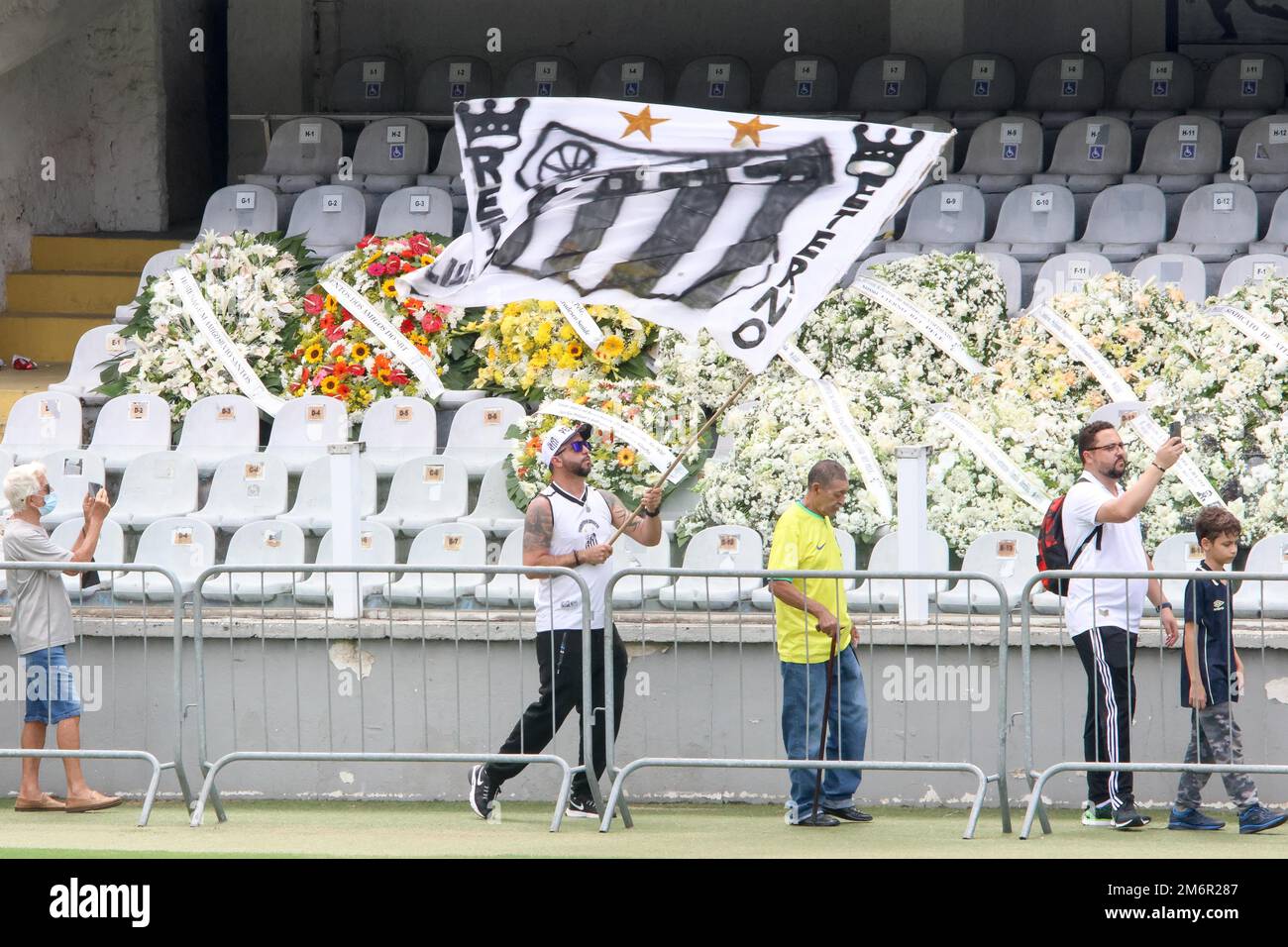 Santos, Brazil. 05th Jan, 2023. SP - Santos - 01/02/2023 - PELE, WATCH ...