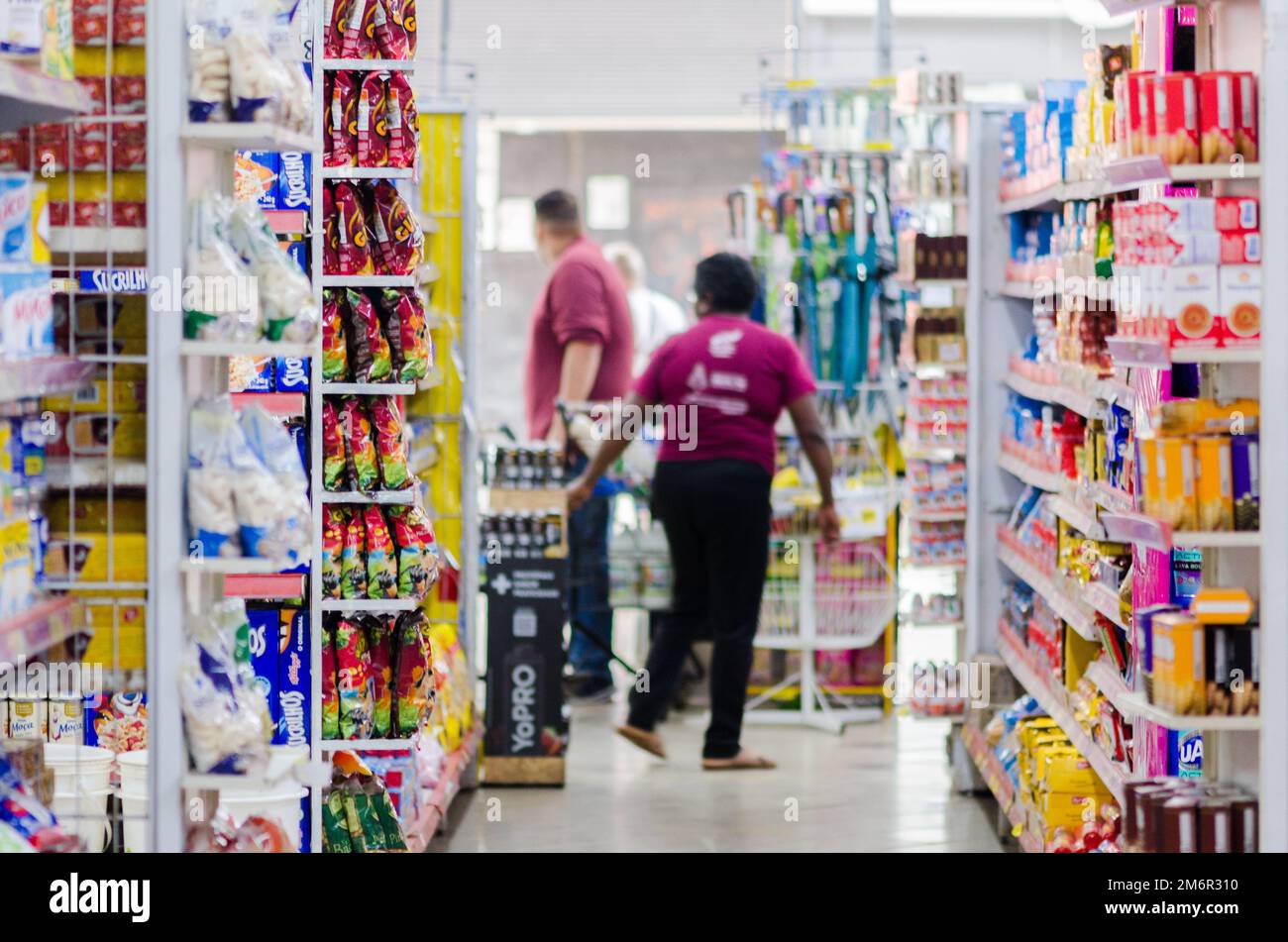 Couple in supermarket aisle hi-res stock photography and images - Alamy