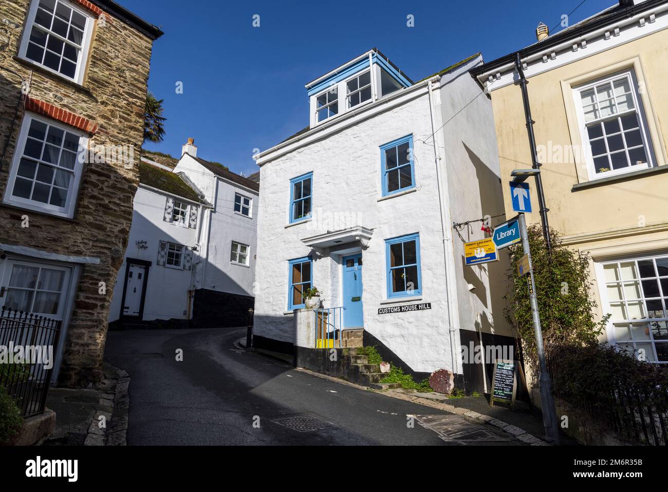 The narrow streets of Fowey, Cornwall, England Stock Photo - Alamy