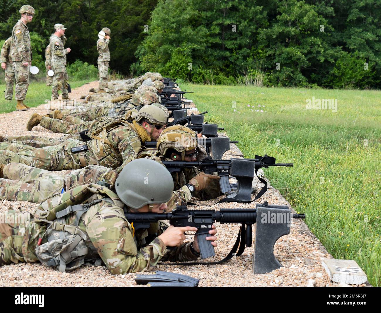 Service members from the Texas Army and Air National Guard preparer to ...