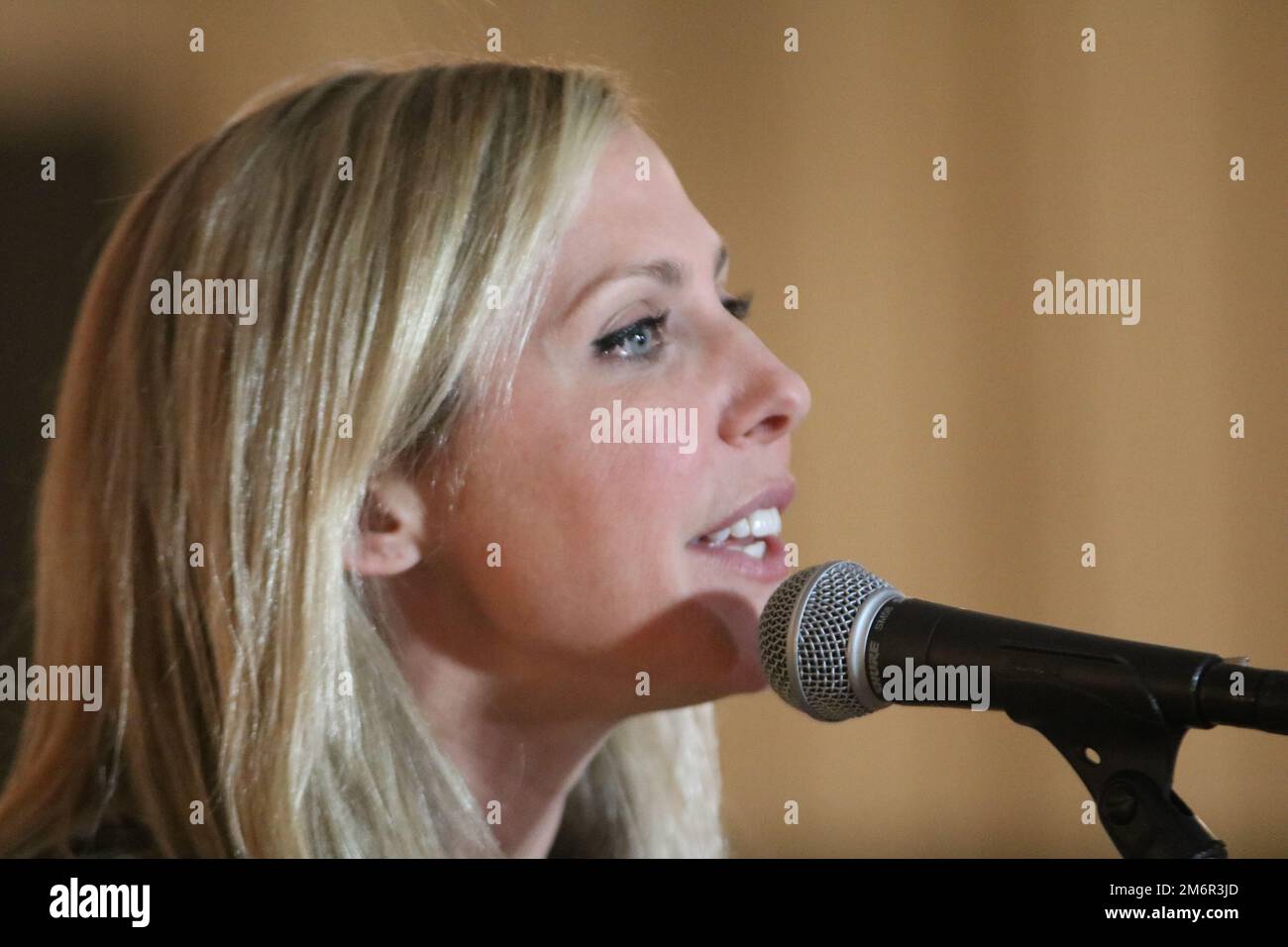 Blake Hazard films a session in Brooklyn Stock Photo - Alamy