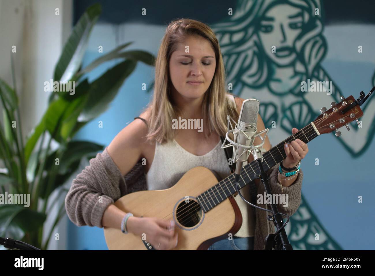 Chelsea Cutler films a session in Brooklyn Stock Photo - Alamy