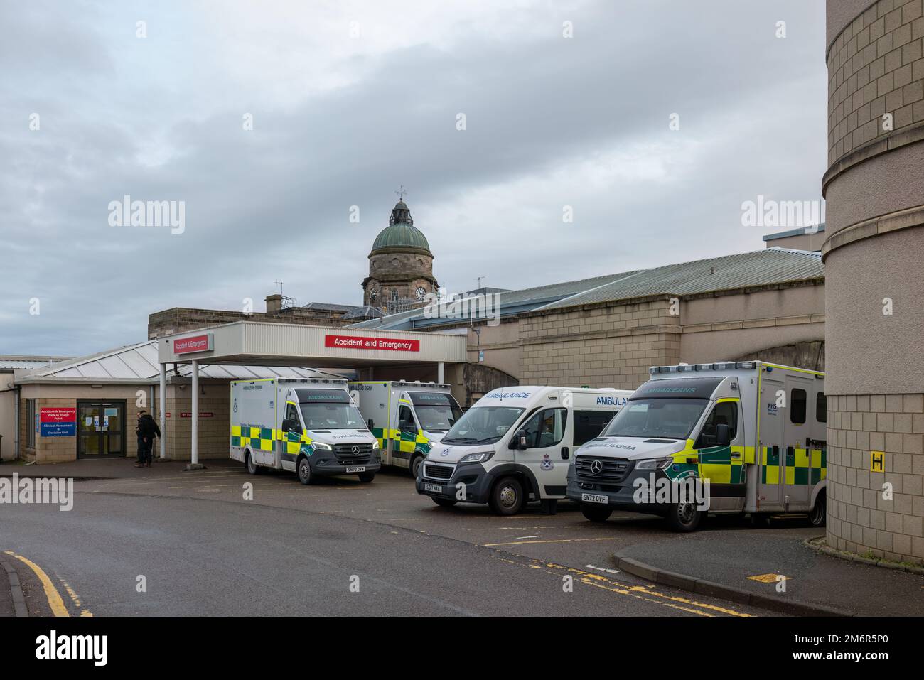 Queue of ambulances hi-res stock photography and images - Alamy