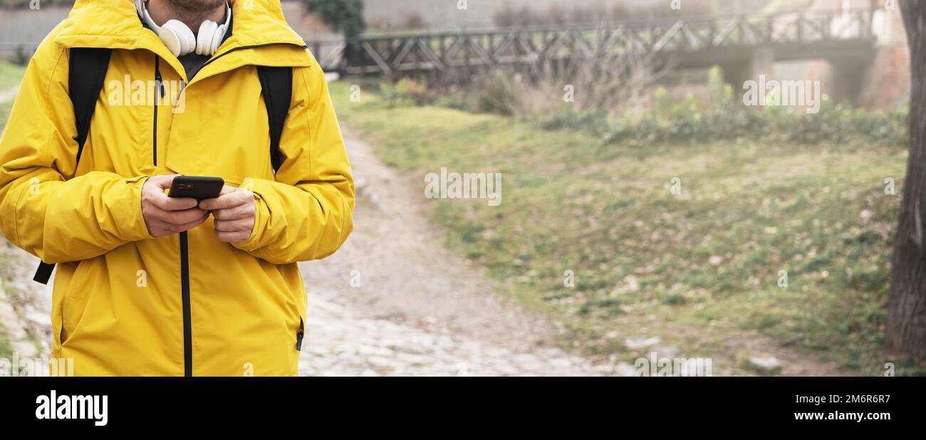 Person with yellow jacket hi-res stock photography and images - Alamy