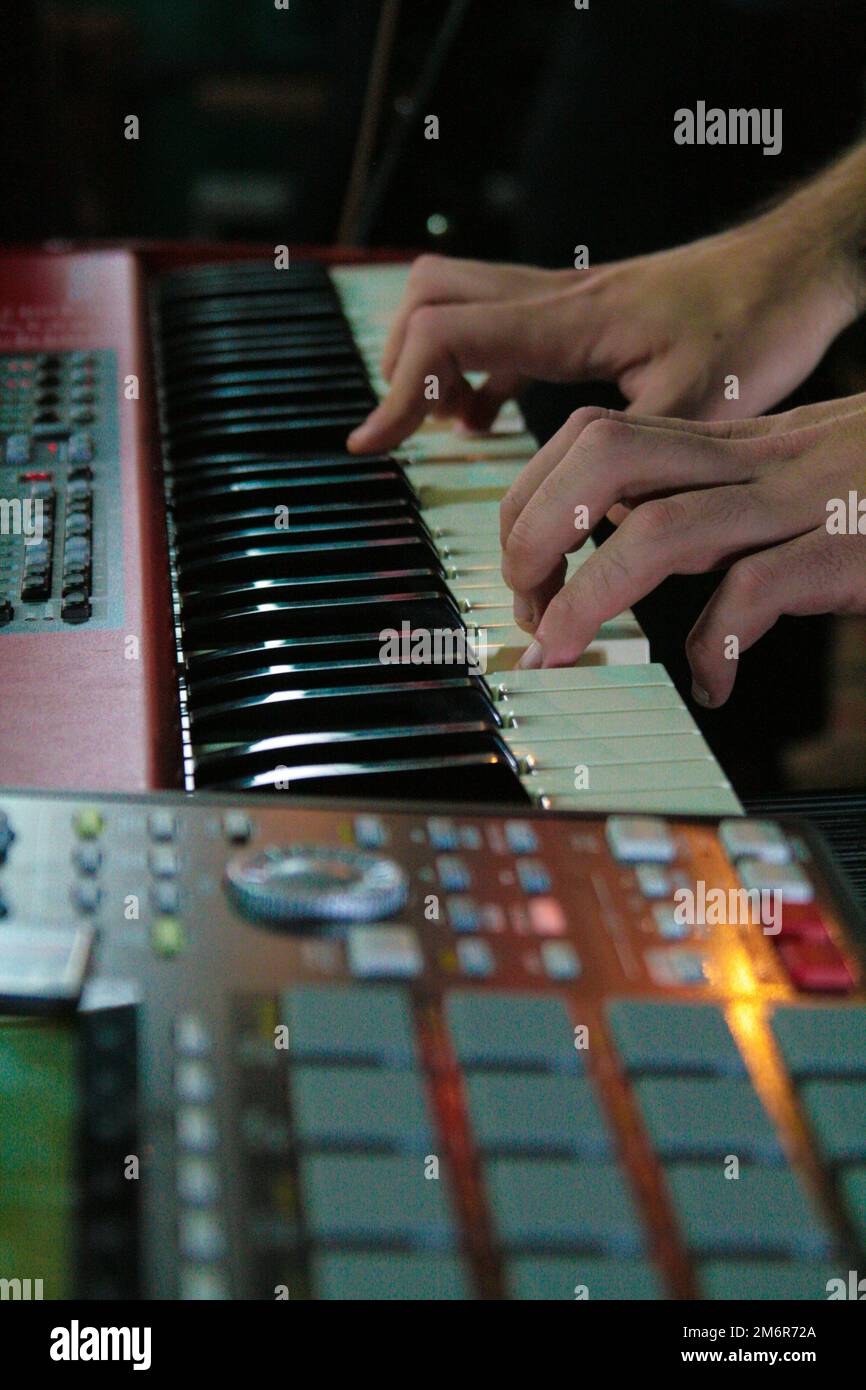 Cults - Madeline Follin and Brian Oblivion film a session in Brooklyn ...