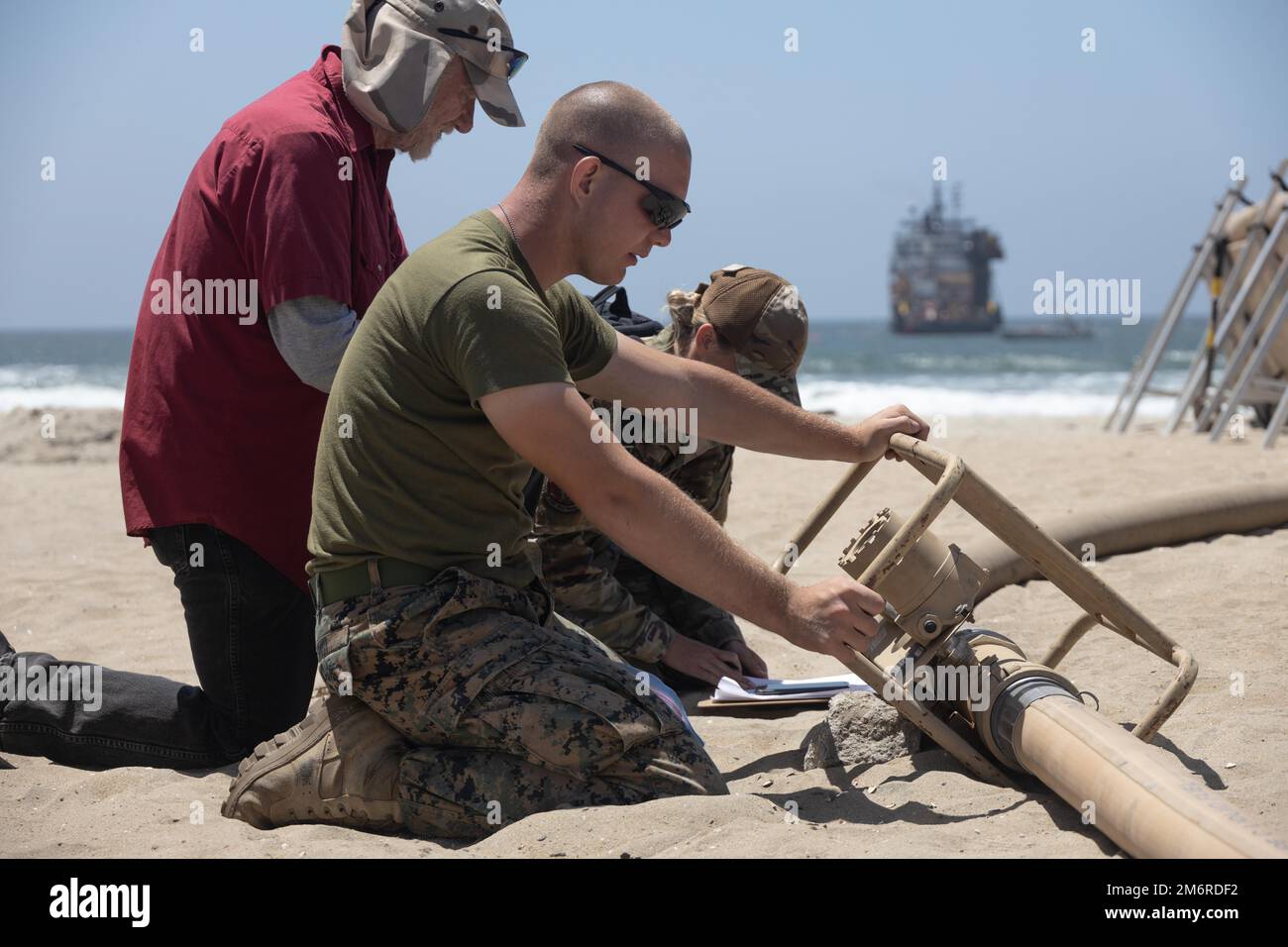 Marine corps amphibious bulk fuel system hi-res stock photography and ...